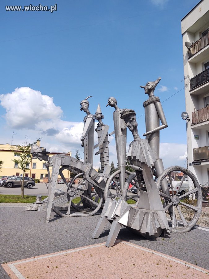 Pomnik rządu PiS w Otmuchowie - - wiocha.pl absurd 1756746