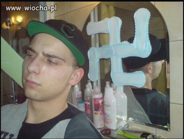 Znak Hitlera z podpasek - wiocha.pl absurd 630875